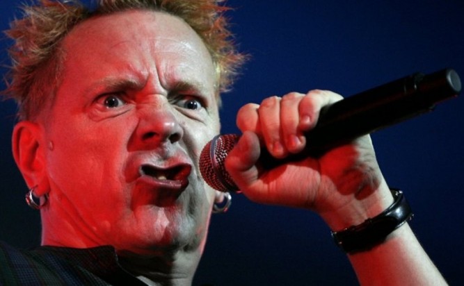 Фронтменът на Sex Pistols Джон Лайдън се явява на Евровизия видео